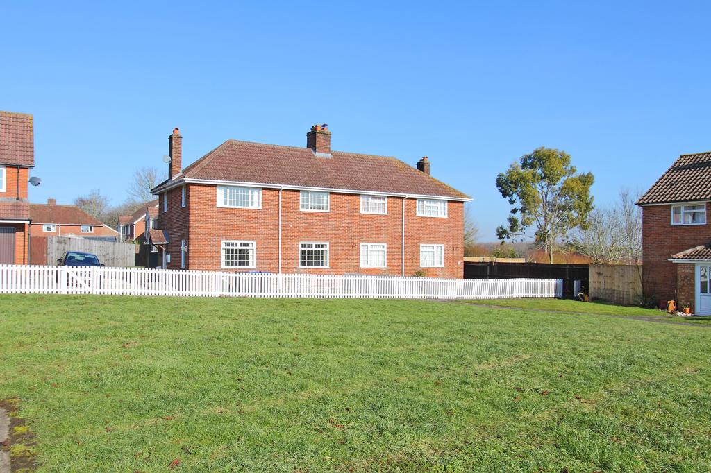 Meadowview Close, Perham Down, SP11 3 bed semi-detached house - £325,000