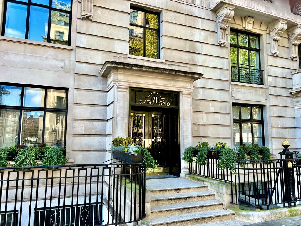 Portland Place, Greater London, W1B 2 bed flat - £5,633 pcm (£1,300 pw)