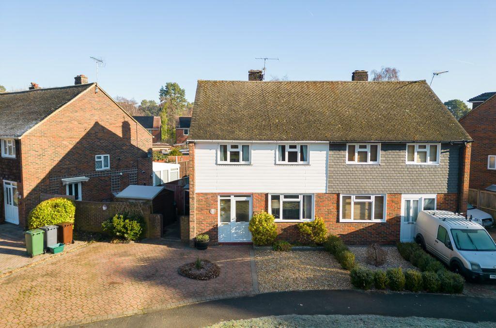 Inhurst Way, Tadley RG26 4DF 3 bed semi-detached house - £365,000