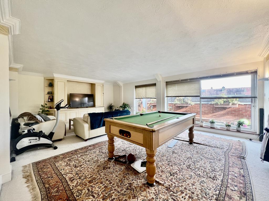 Regents Park Road, London N3 2 bed penthouse - £2,850 pcm (£658 pw)