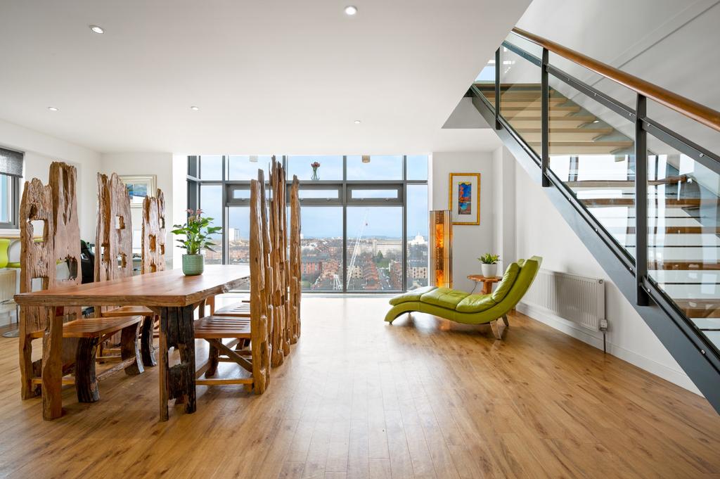 Meadowside Quay Square, 16/3, Glasgow... 3 bed duplex - £349,000