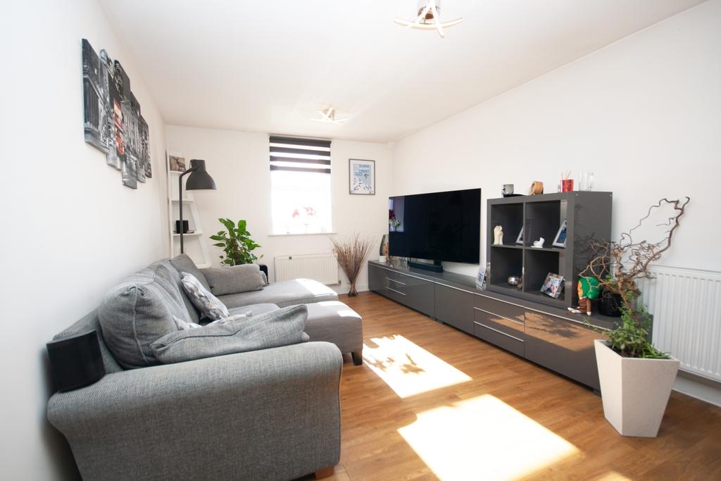 Cloatley Crescent, Royal Wootton Bassett, Wiltshire, SN4 7FX 2 bed flat ...