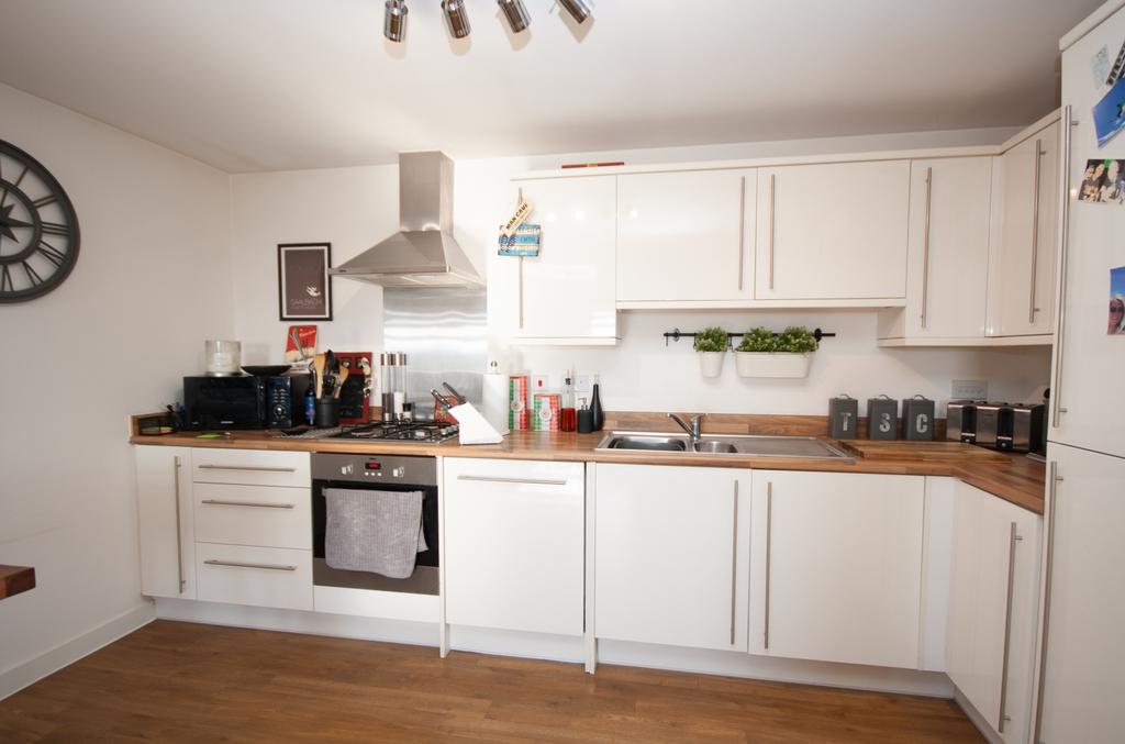 Cloatley Crescent, Royal Wootton Bassett, Wiltshire, SN4 7FX 2 bed flat ...