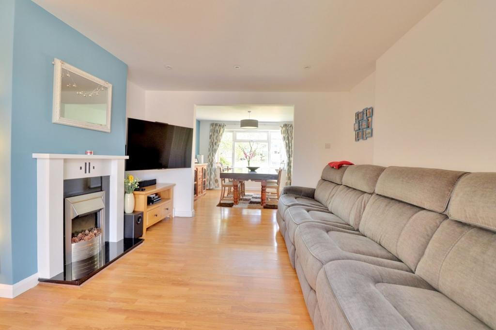 Holmesdale Road, Burgess Hill, RH15 3 bed semi-detached house - £425,000