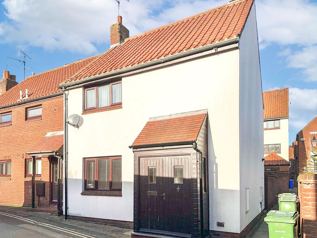 Dog & Duck Lane, Beverley, HU17 8BJ 2 bed end of terrace house - £175,000