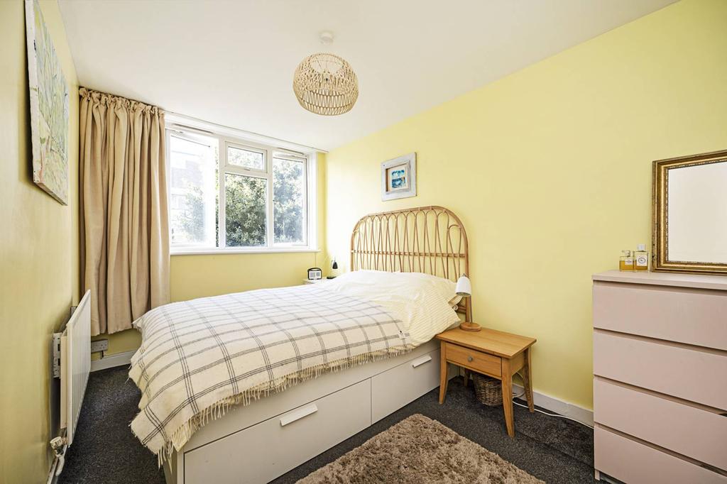 Wick Road, Hackney, London, E9 3 bed maisonette - £3,750 pcm (£865 pw)