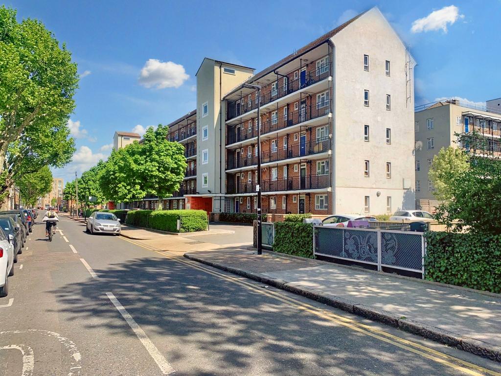 Bruce Road, London E3 3 bed flat - £2,650 pcm (£612 pw)