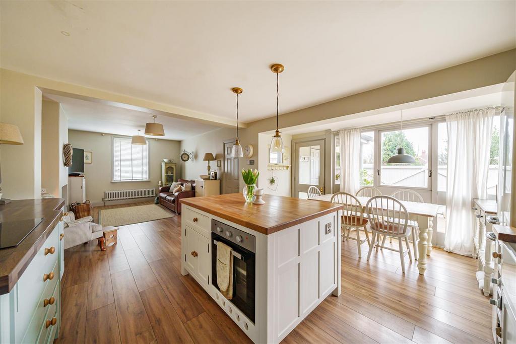 41, Scarborough Road, Rillington... 4 bed detached house - £290,000