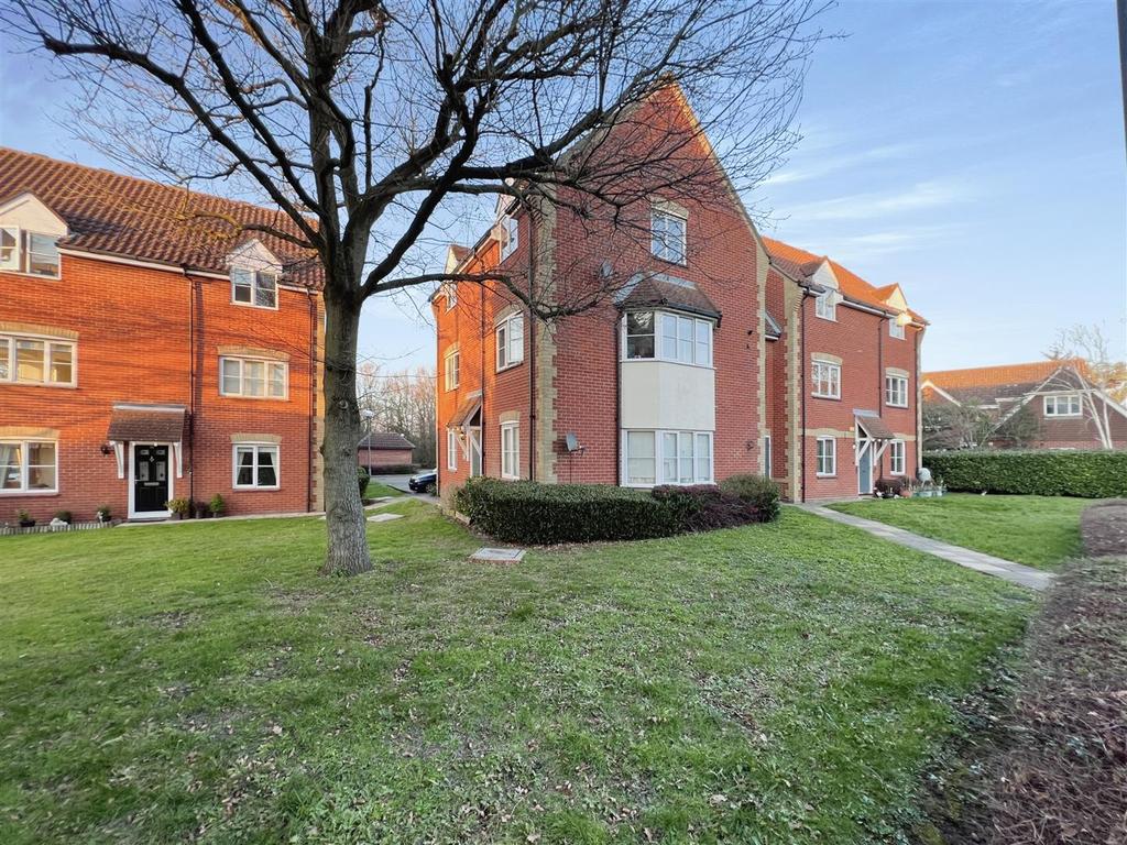 Sullivan Way, Langdon Hills, Basildon 2 bed apartment - £250,000