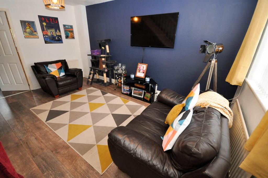 Regency Drive, Tunstall 2 bed semi-detached house - £115,000