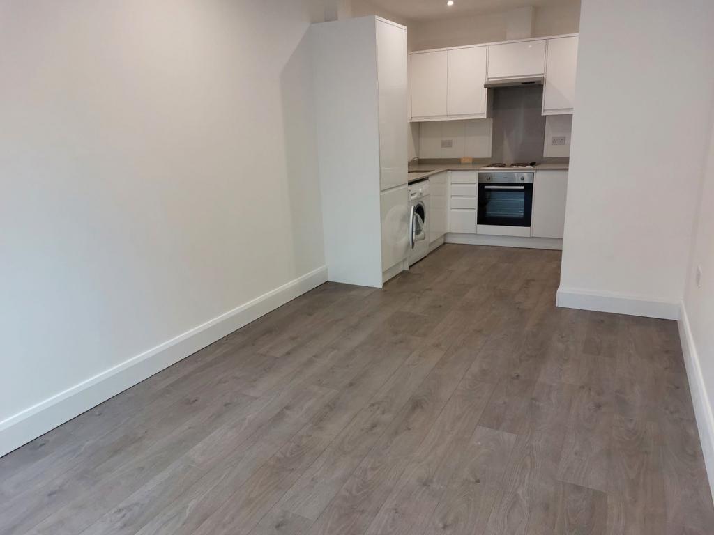 Key Point, High Street, EN6 2 bed flat - £1,400 pcm (£323 pw)