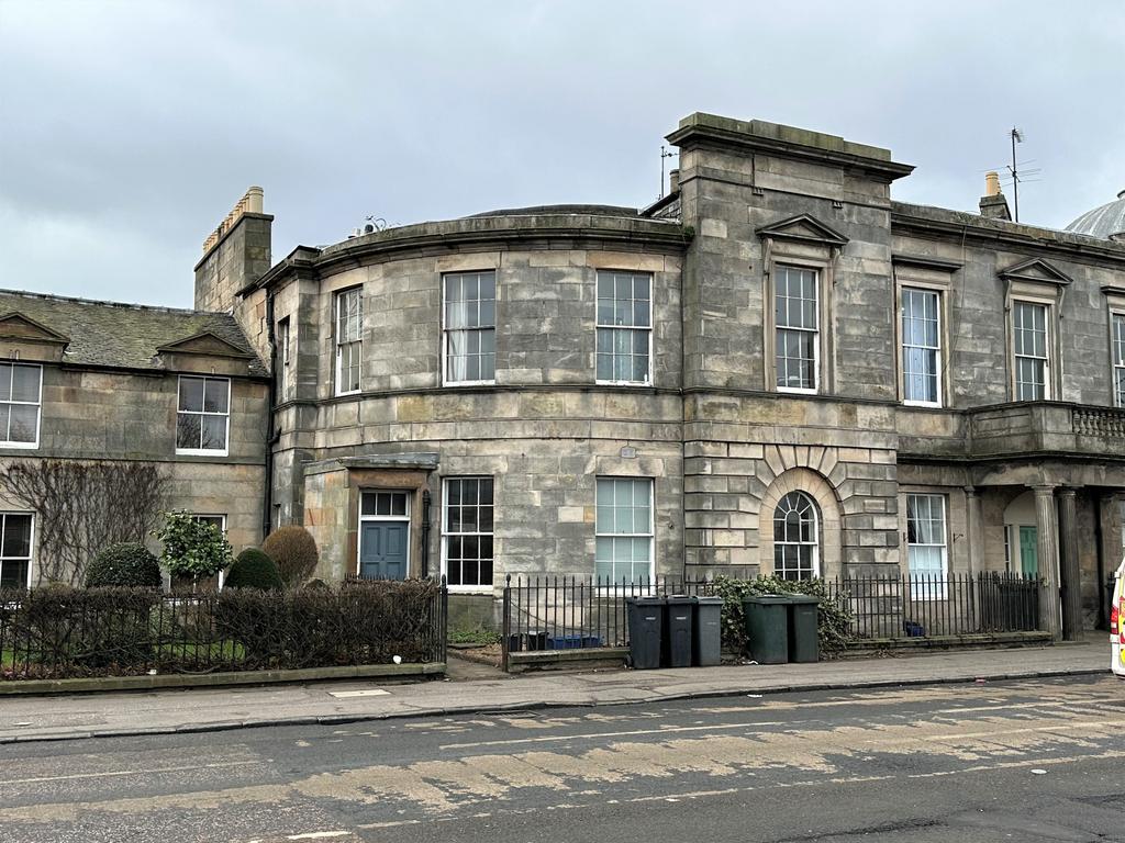4/2 Seafield Road, Edinburgh, EH6 7LD 2 bed ground floor flat - £190,000