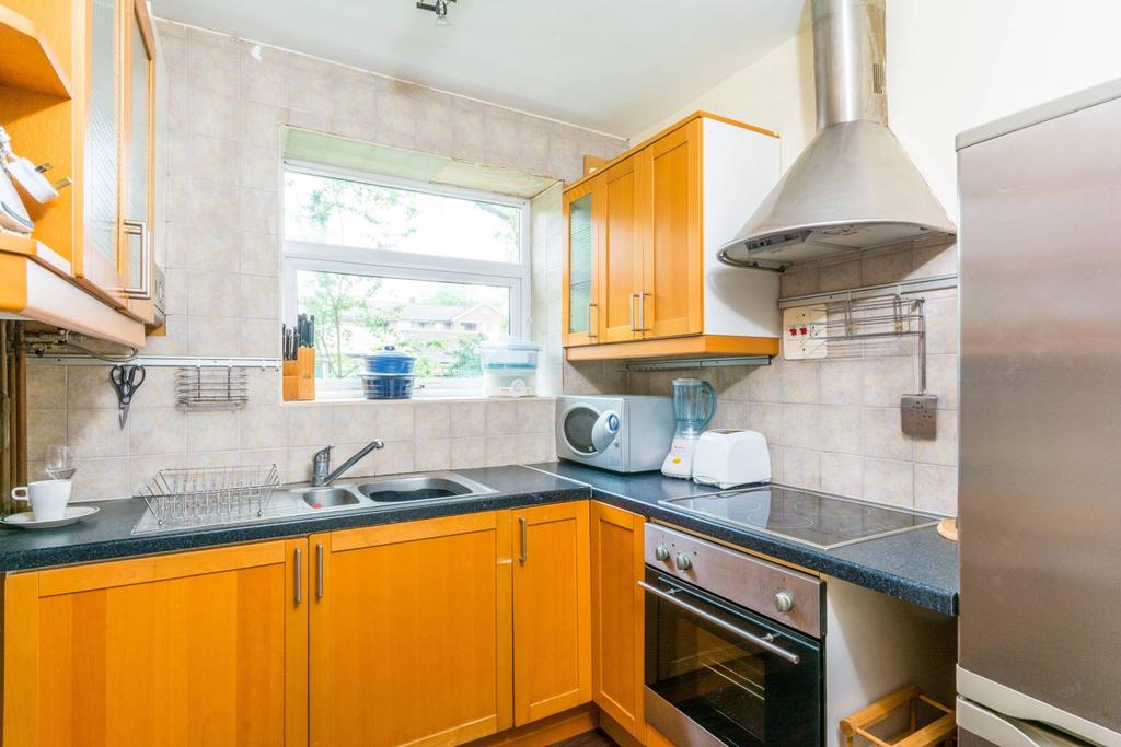 Cambridge Road North, Chiswick... 2 bed flat - £2,800 pcm (£646 pw)