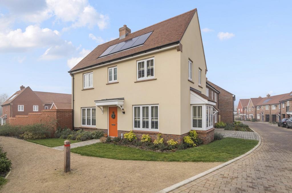 Partridge Way, Wickham, Fareham, PO17 3 bed detached house - £450,000