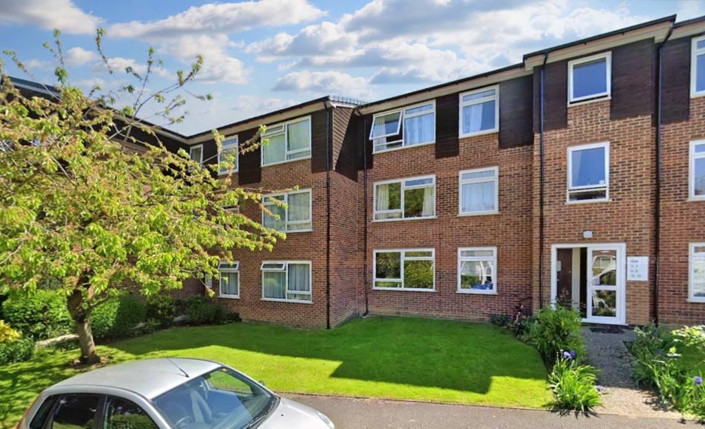 Greenacre Court, Englefield Green TW20 2 bed flat - £1,350 pcm (£312 pw)