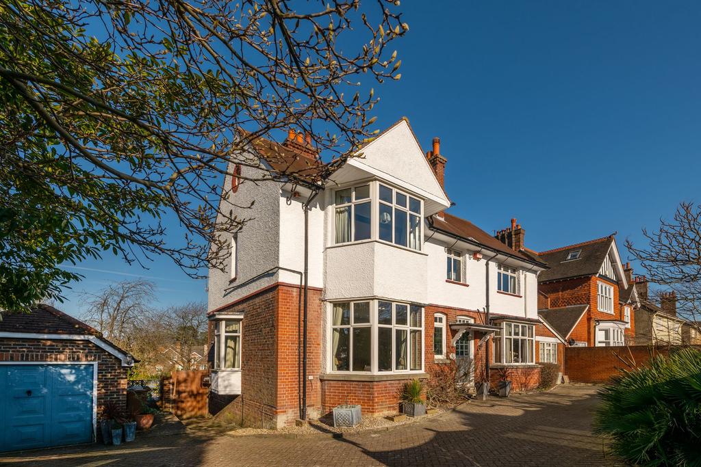 Reigate Road, Reigate, RH2 5 bed detached house - £3,500 pcm (£808 pw)