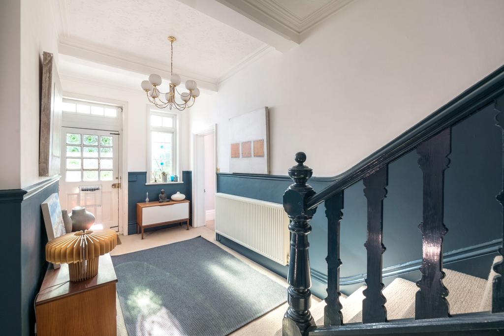 Reigate Road, Reigate, RH2 5 bed detached house - £3,500 pcm (£808 pw)
