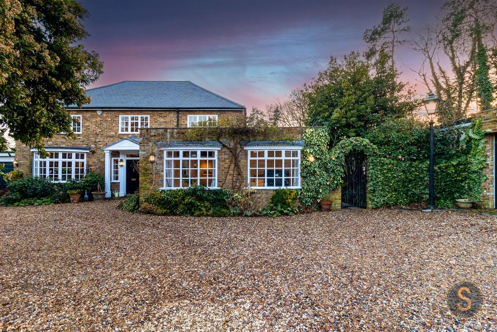 Longdean Park, Hemel Hempstead 7 bed detached house - £2,000,000