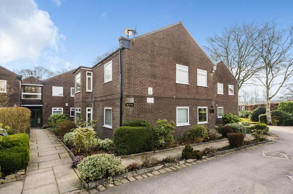 Roe Green Avenue, Worsley, Manchester 2 bed apartment - £250,000