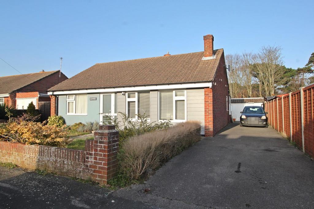 Kelvin Grove, Netley Abbey, Southampton 3 bed detached bungalow - £400,000