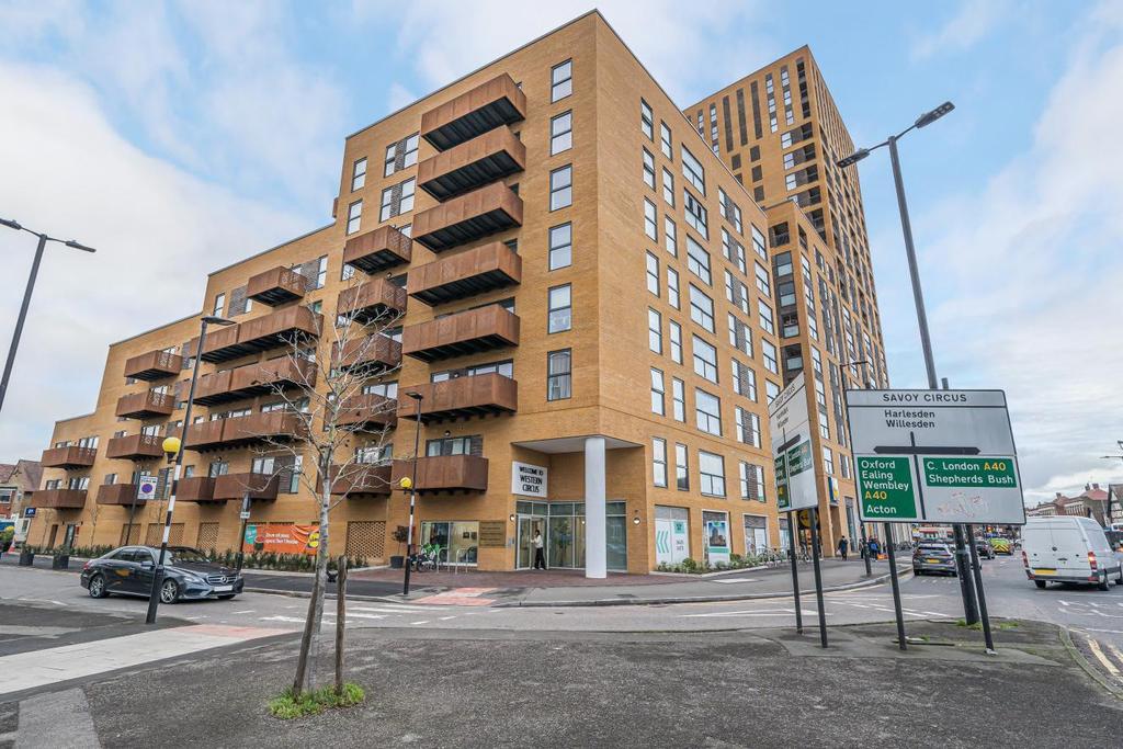 East Acton Lane, Acton 2 bed flat - £636,000