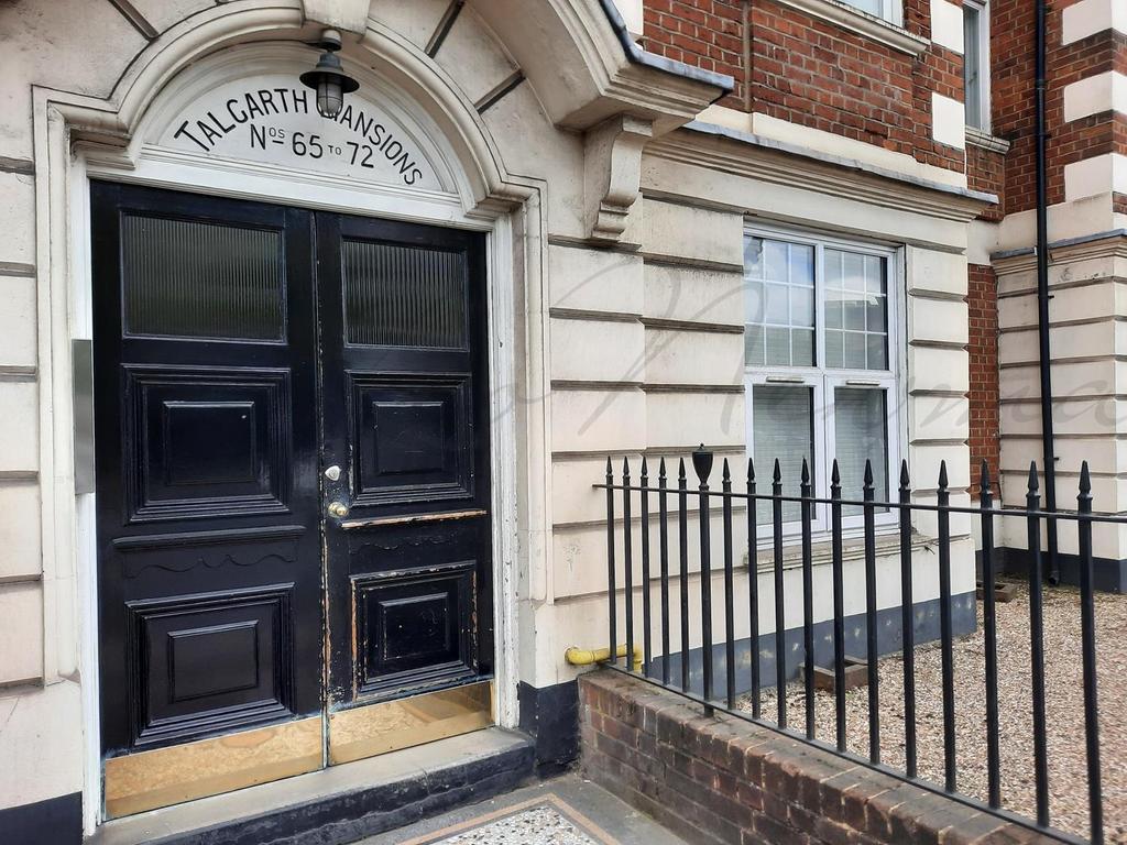 Talgarth Road, Baron's Court, W14 3 bed flat - £2,025 pcm (£467 pw)