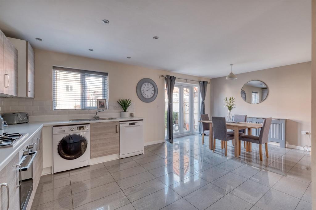 Sentinel Close, Worcester, WR2 5FA 4 bed detached house - £350,000