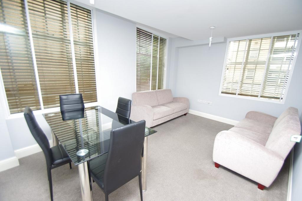 The Parade, Watford, WD17 2 bed apartment - £1,400 pcm (£323 pw)