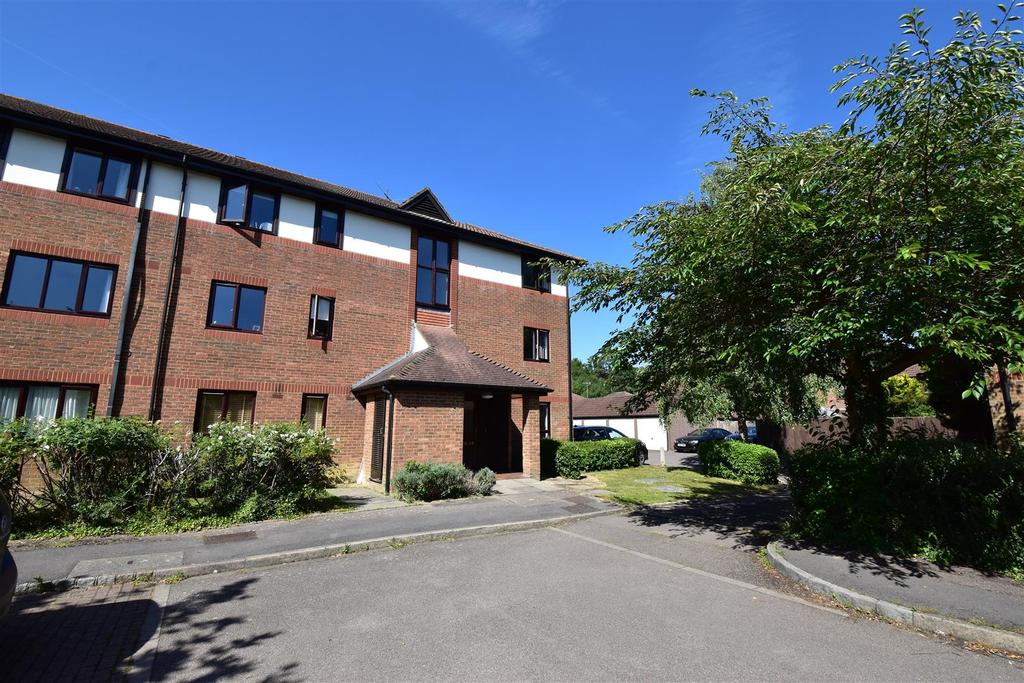 Copse Lane, Horley 1 bed flat - £950 pcm (£219 pw)