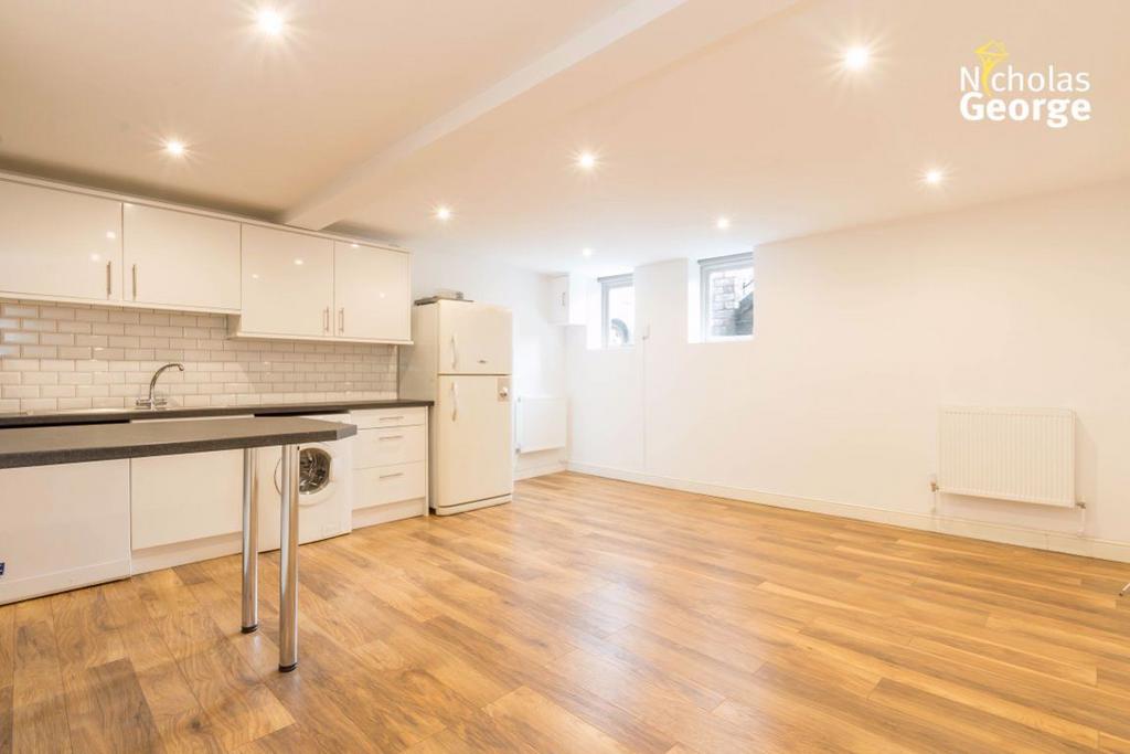 Salisbury Road, Moseley, B13 8JS 3 bed flat - £995 pcm (£230 pw)
