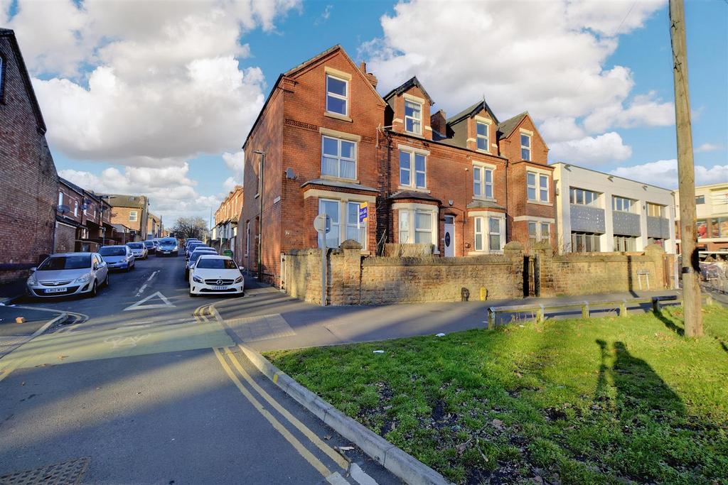 Sherwin Road, Lenton, Nottingham 4 bed townhouse - £245,000