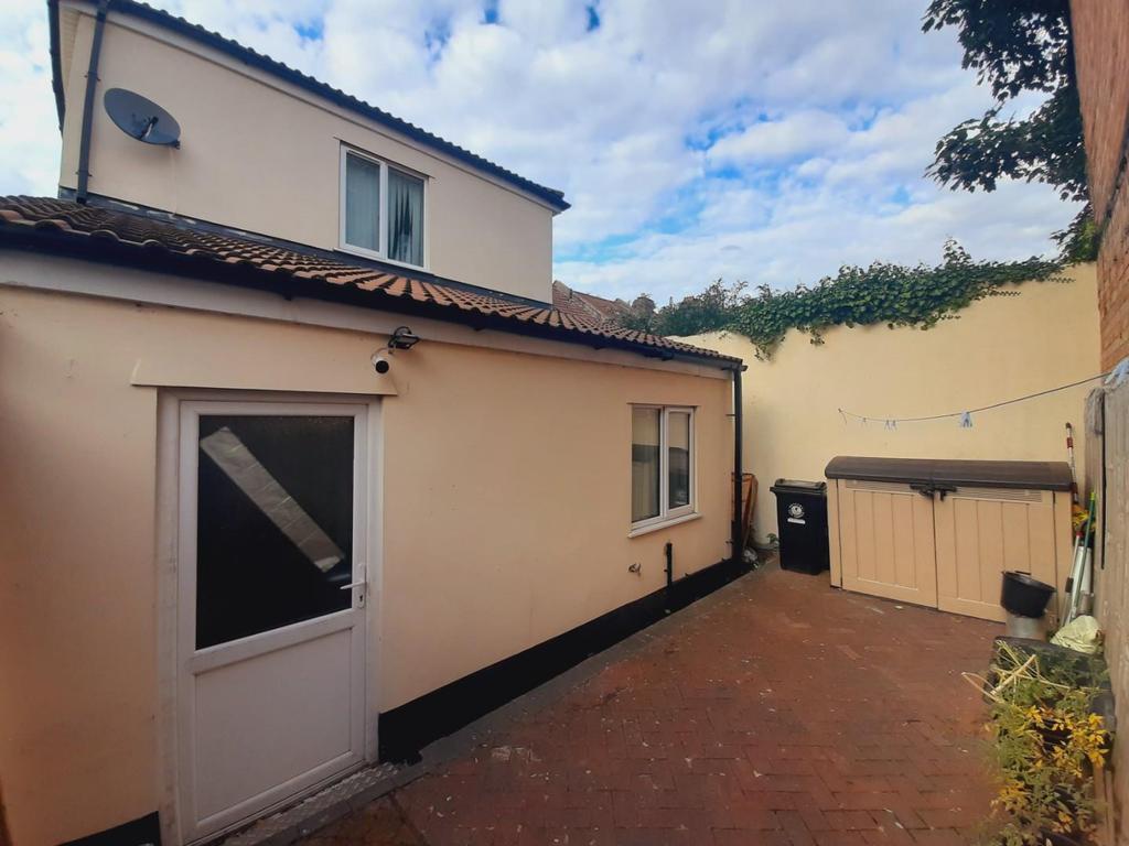 Robertson Road, BS5 6JW 1 bed end of terrace house - £260,000