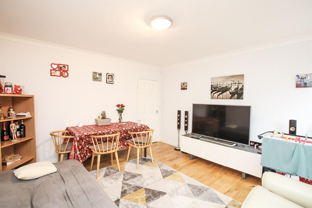 Summit Avenue, Colindale, NW9 2 bed flat - £2,102 pcm (£485 pw)