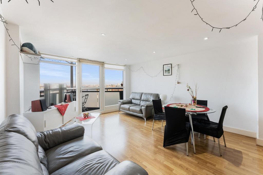 Orion Point, Canary Wharf, London, E14 2 bed apartment - £650,000