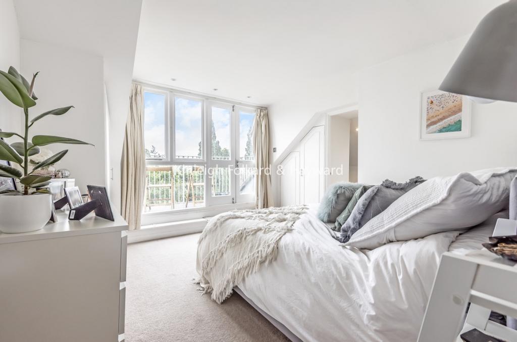 Chalcot Gardens London NW3 3 bed flat - £3,250 pcm (£750 pw)