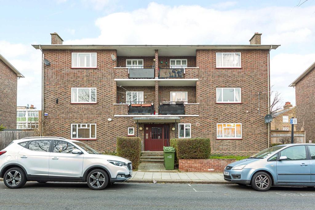 Lessar Aveue Clapham 2 bed flat - £1,950 pcm (£450 pw)