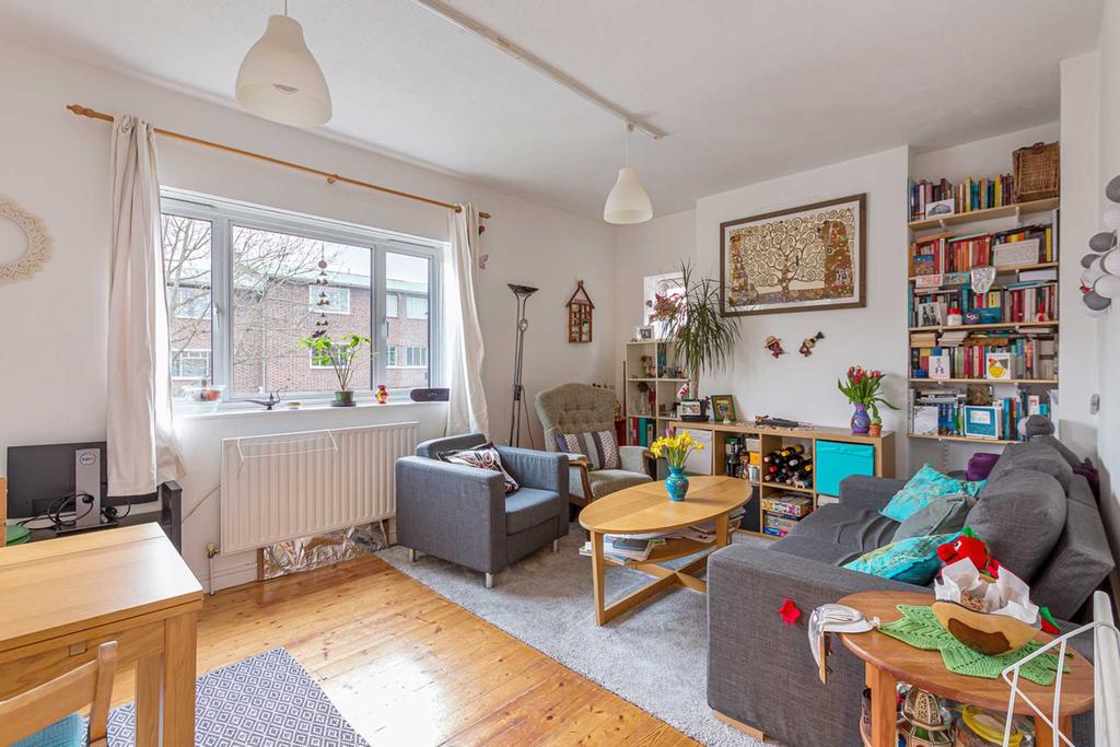 Lessar Aveue Clapham 2 bed flat - £1,950 pcm (£450 pw)