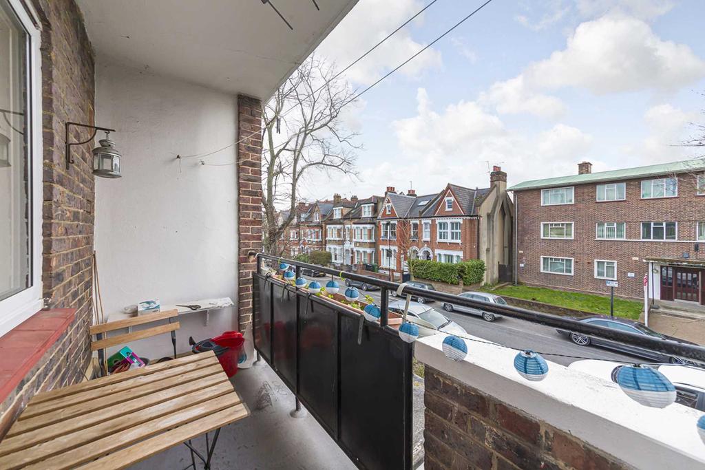 Lessar Aveue Clapham 2 bed flat - £1,950 pcm (£450 pw)