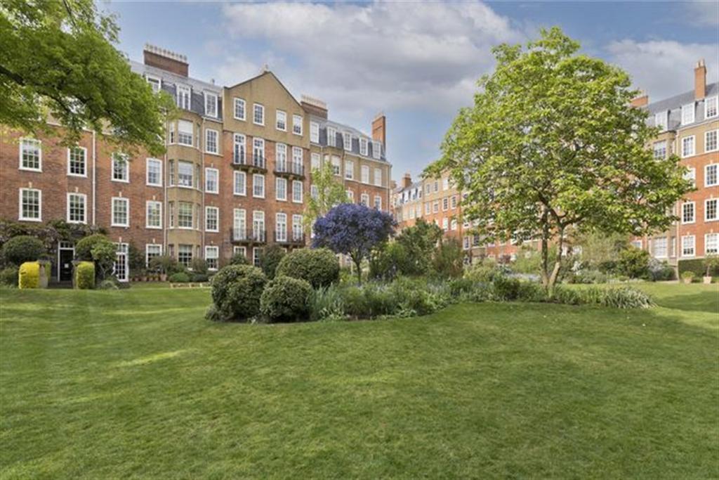 Coleherne Court, Chelsea SW5 3 bed flat - £7,475 pcm (£1,725 pw)