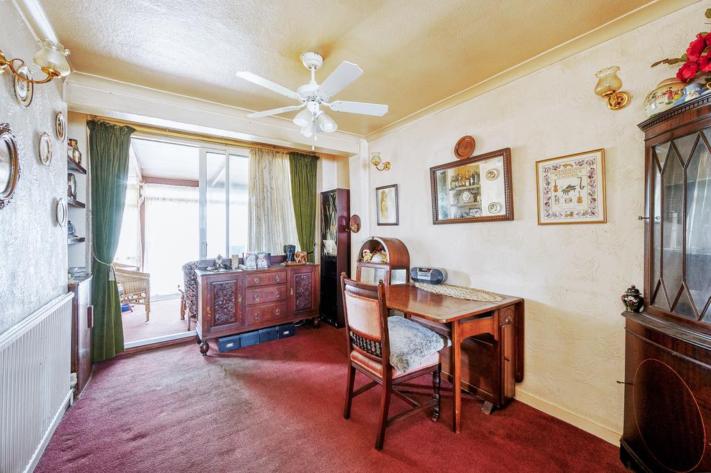 Alperton Lane, Perivale, London, UB6 3 bed semi-detached house - £550,000
