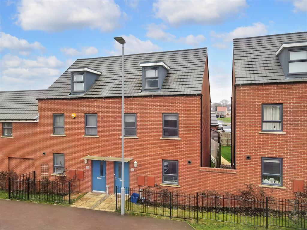 Burney Drive, Eagle Farm South... 3 bed semi-detached house - £395,000