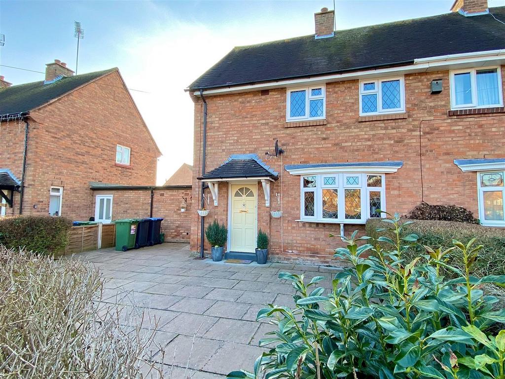 Alauna Avenue, Alcester 3 bed semi-detached house - £280,000