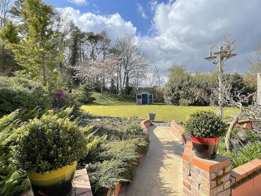 Beccles Road, Barnby, Beccles 4 bed detached bungalow - £695,000
