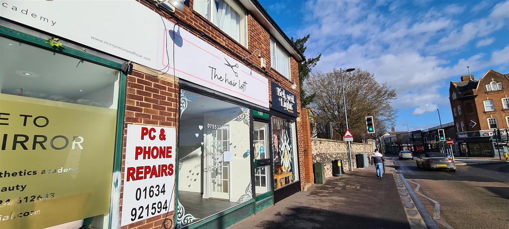 High Street, Strood, Rochester Property - £917 pcm (£212 pw)