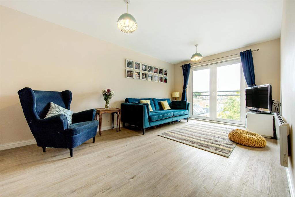 Effra Parade, Brixton, London 3 bed flat - £2,799 pcm (£646 pw)