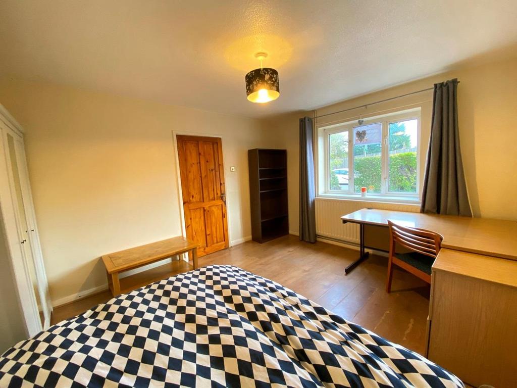 Southway 4 bed semi-detached house - £2,600 pcm (£600 pw)