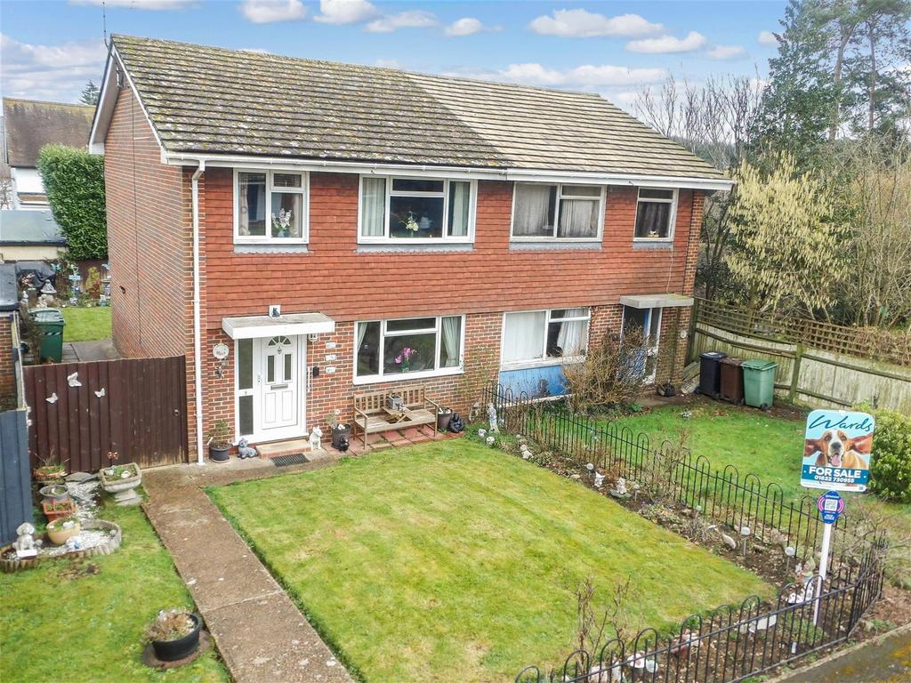 Brogden Crescent, Leeds, Maidstone, Kent 3 bed semi-detached house - £ ...