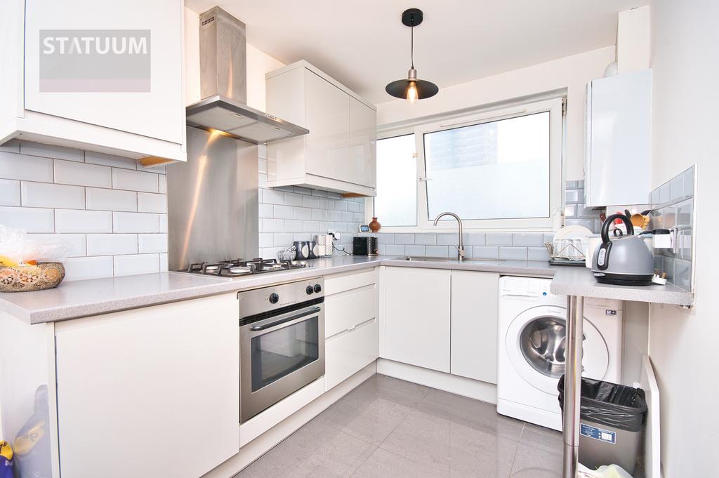 Off Burdett Road, Mile End, London, E3 3 bed maisonette to rent - £ ...