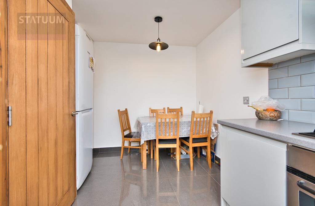 Off Burdett Road, Mile End, London, E3 3 bed maisonette - £2,500 pcm (£ ...
