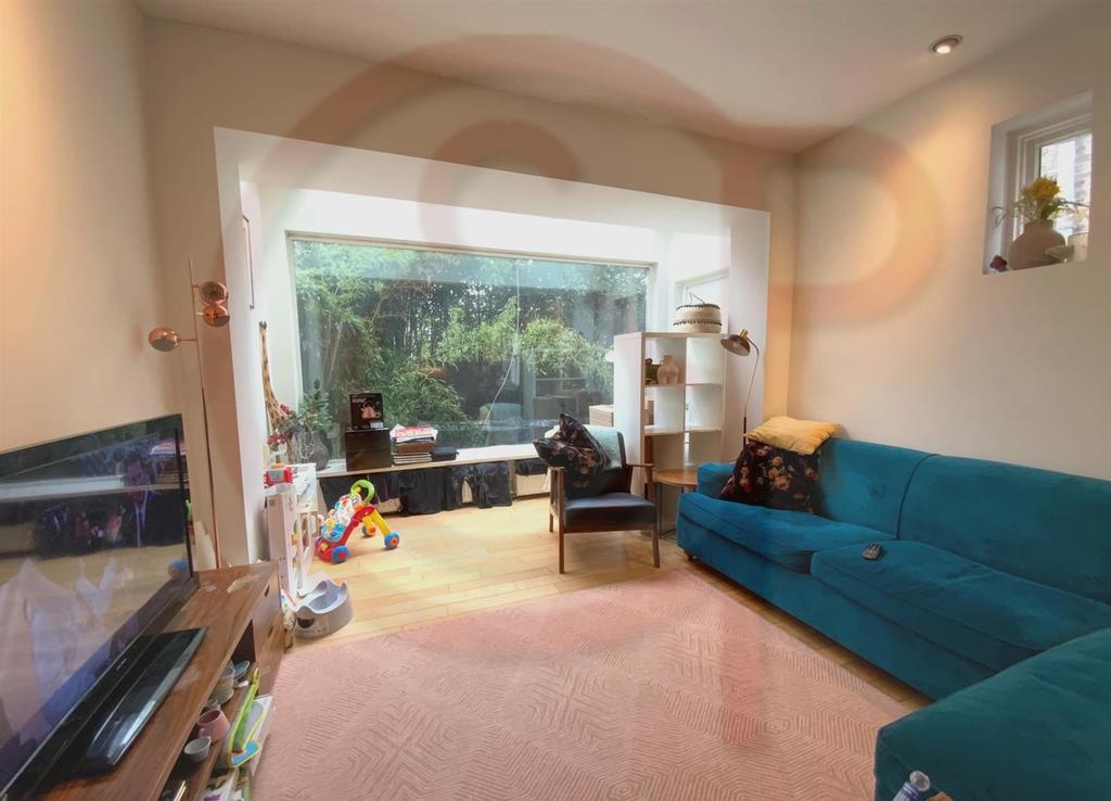 Niton Street, Fulham, SW6 2 bed flat - £2,002 pcm (£462 pw)